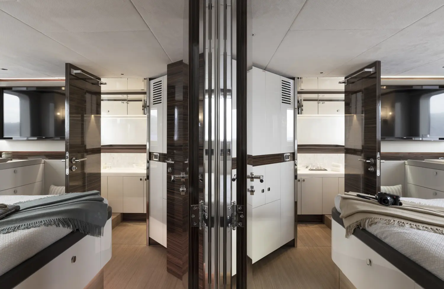 Zeelander 7: 360-degree indoor-outdoor experience by Zeelander Yachts ...